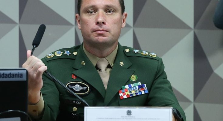 Mauro Cid contou à PF que Bolsonaro recebeu minuta golpista de assessor Mauro Cid contou à PF que Bolsonaro recebeu minuta golpista de assessor
